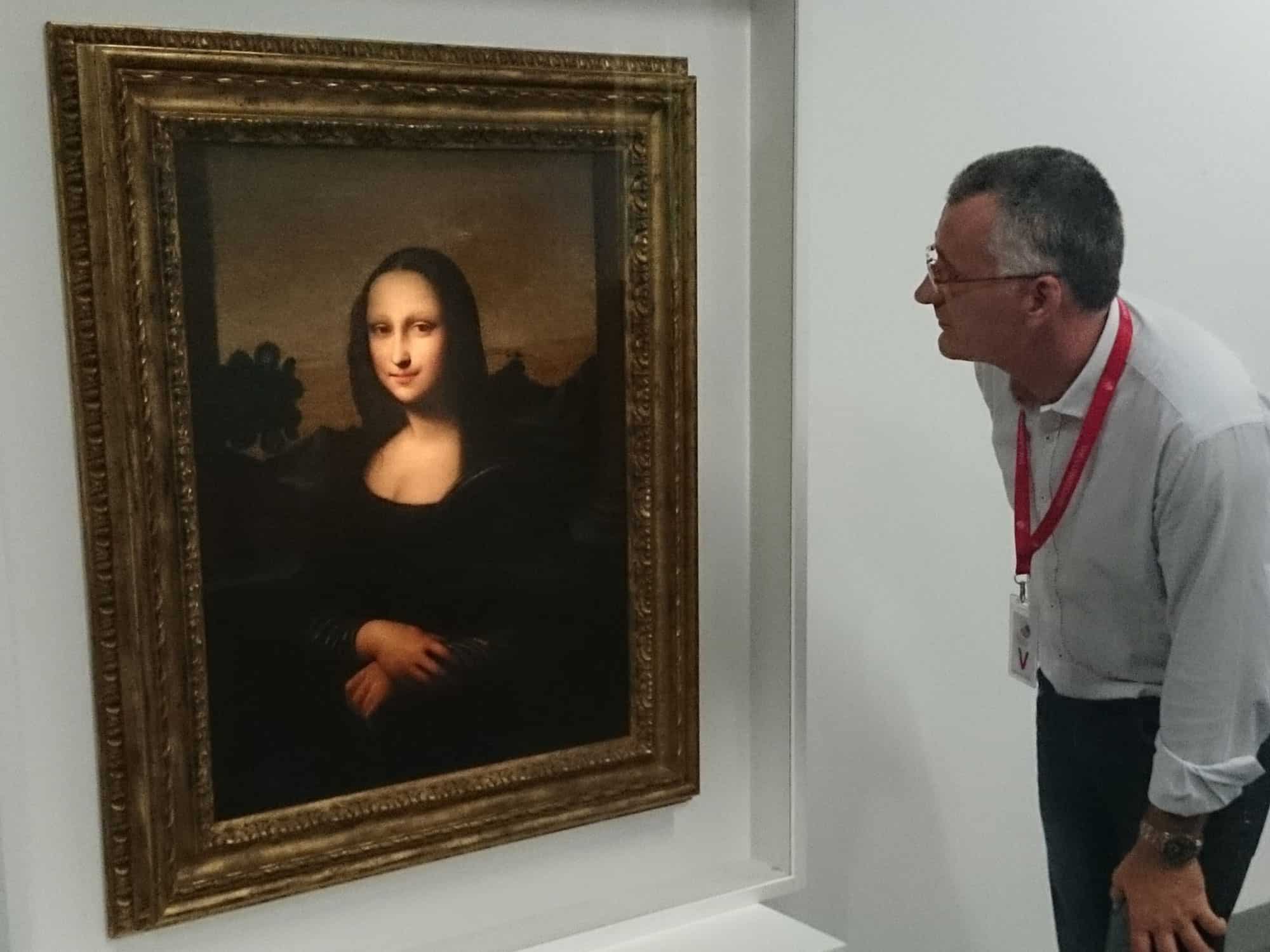 Museum Showcase Glass Installation